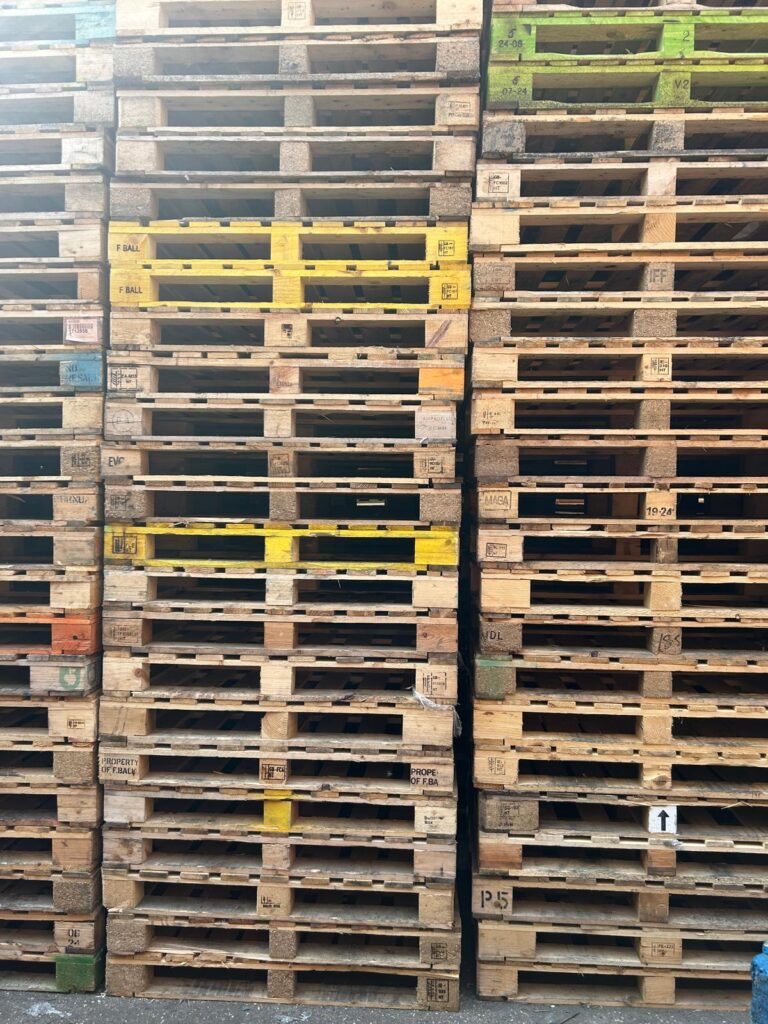 Used pallet collection - Fourway Pallet Recycling